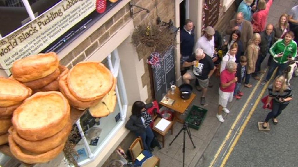 World Black Pudding Throwing champion crowned - BBC Newsround