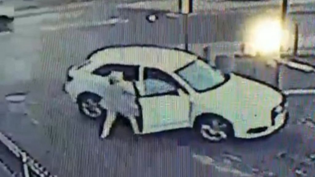 CCTV of attempted carjacking ‘utterly shocking’ - BBC News