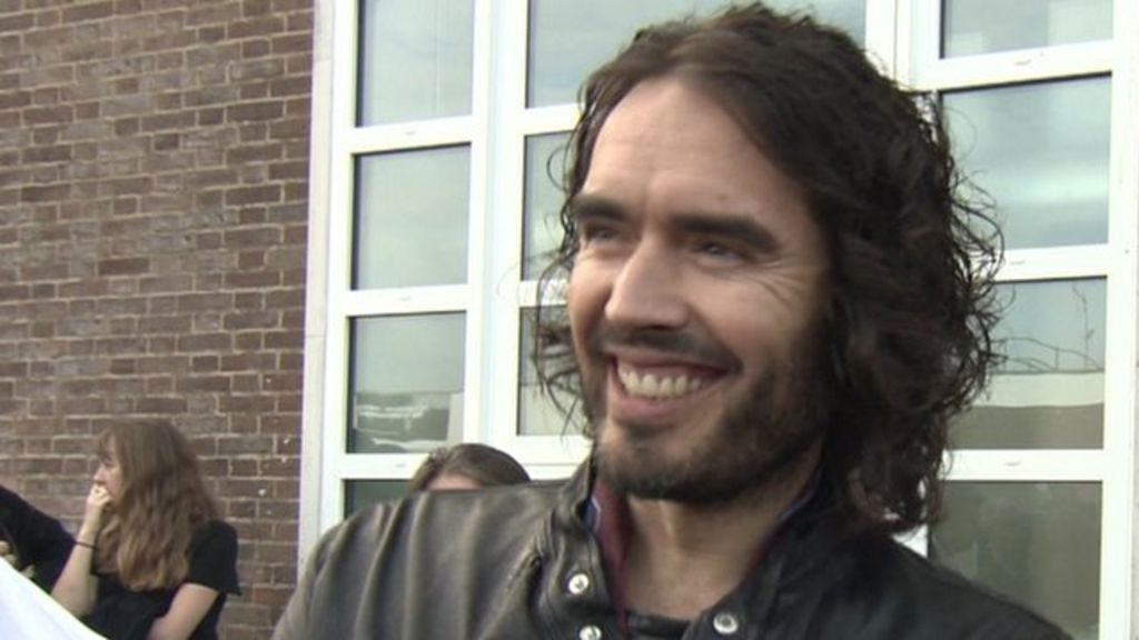 Russell Brand joins London housing protest - BBC News