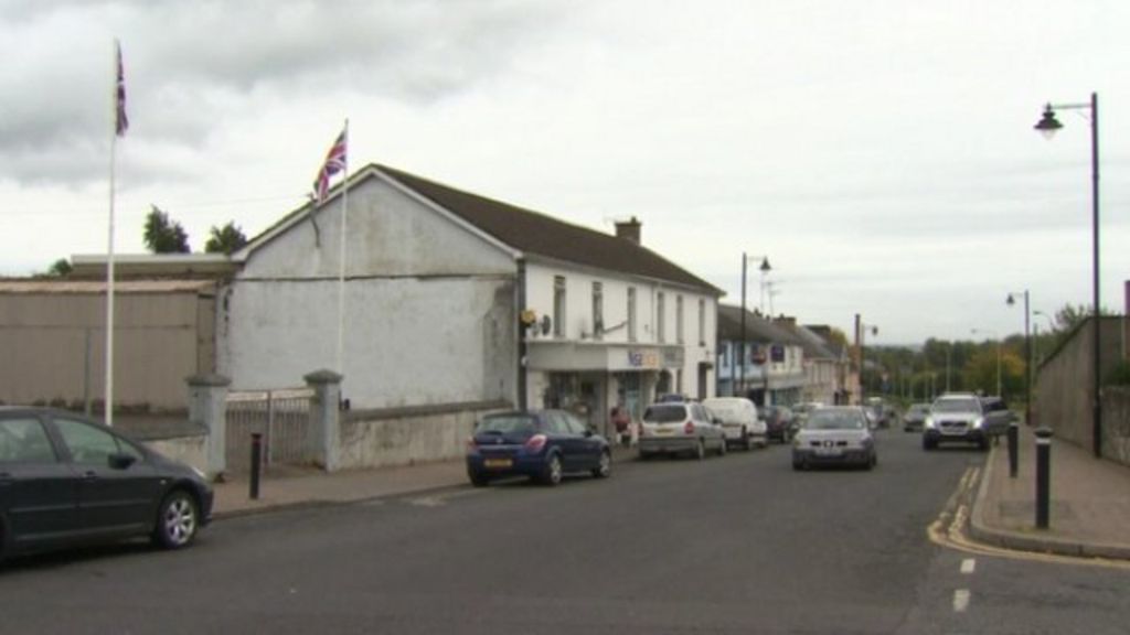 Castledawson: Christmas lights under threat in flag row - BBC News