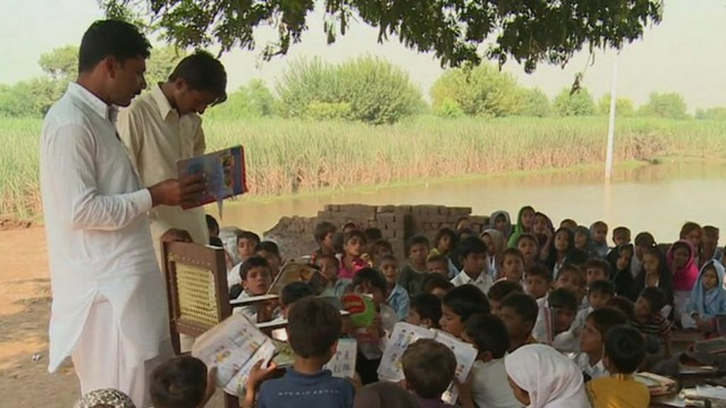 Pakistan children hit by floods missing school - BBC News