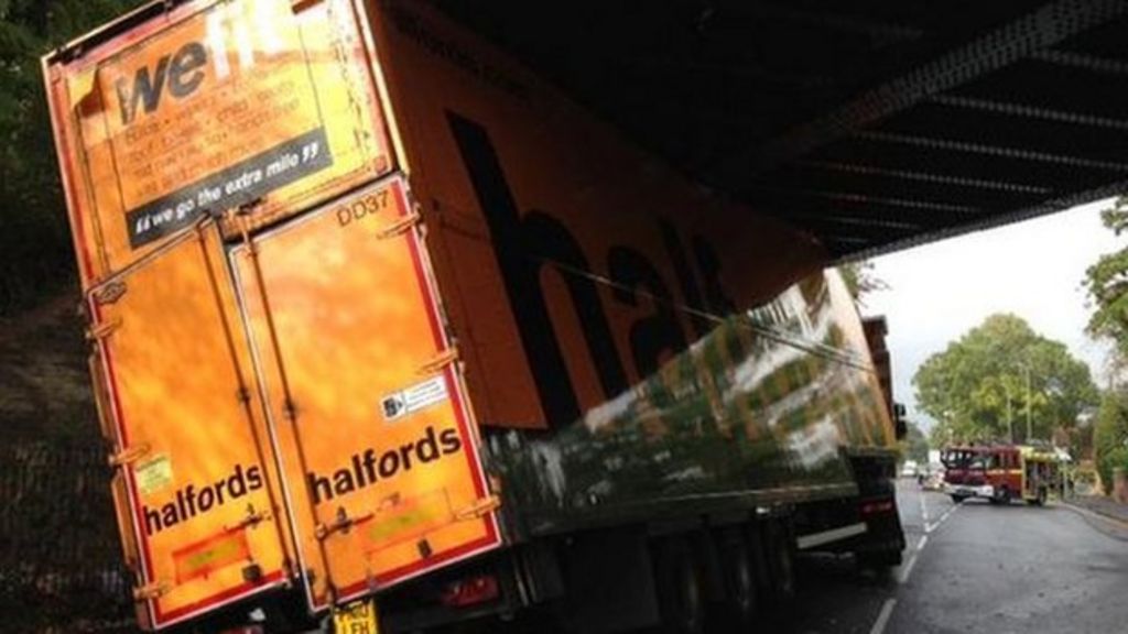 Halfords 'We Fit' lorry gets stuck under bridge - BBC News