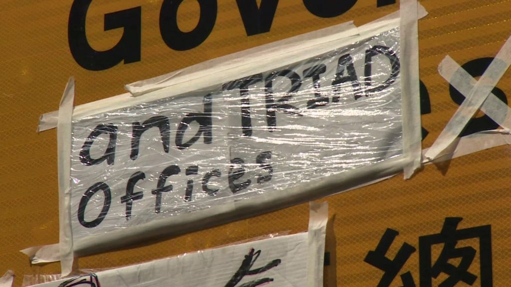 Hong Kong: Triad gangs accused of intimidating protesters - BBC News