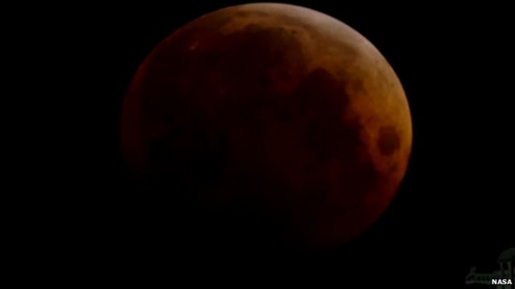 Blood Moon appears after lunar eclipse - BBC News