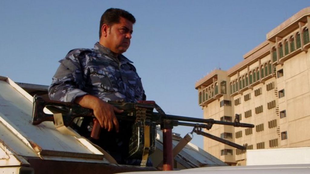 Iraq police chief fights Islamic State militants - BBC News