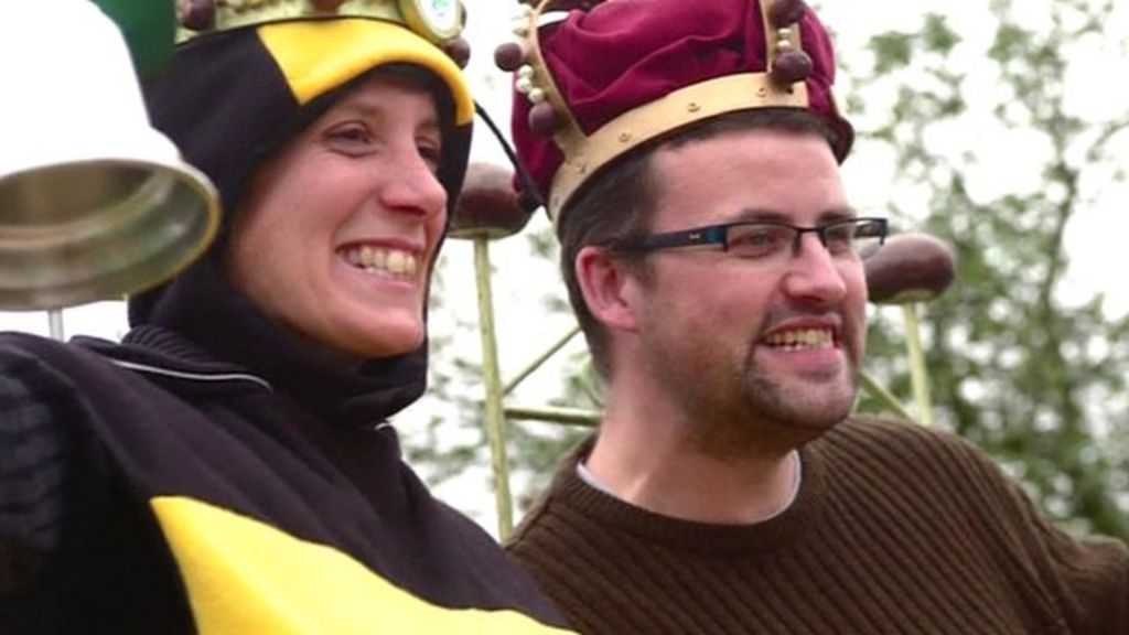 World conker champions crowned in Northamptonshire contest - BBC News