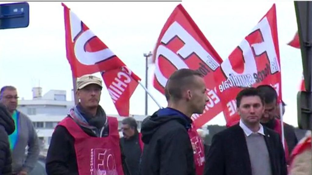 French police protest in Calais over migrants - BBC News