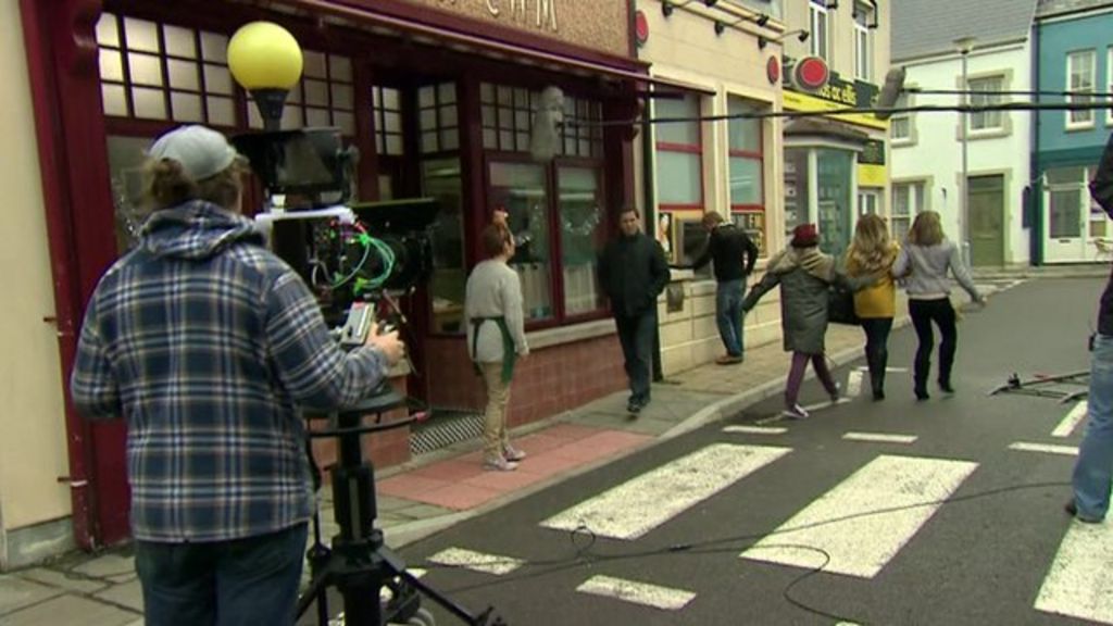 Pobol y Cwm celebrates 40 years on air - BBC News