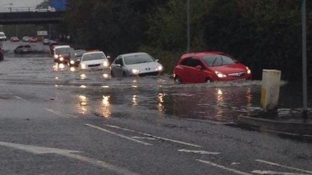 Belfast flooding: Clean-up after 30 homes are damaged - BBC News