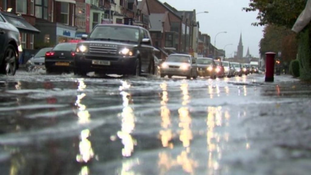 Torrential downpours cause flooding in Belfast - BBC News