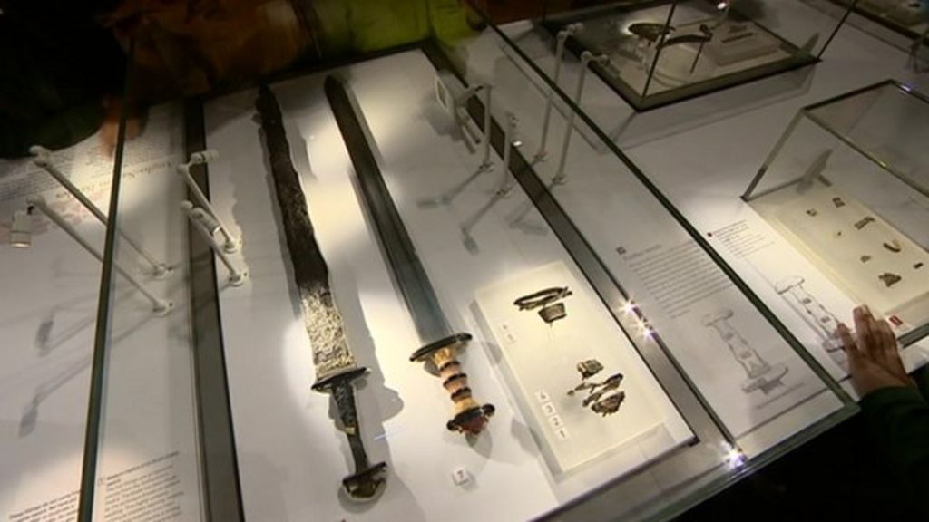Staffordshire Hoard: 'Anglo-Saxons made gold appear more golden' - BBC News
