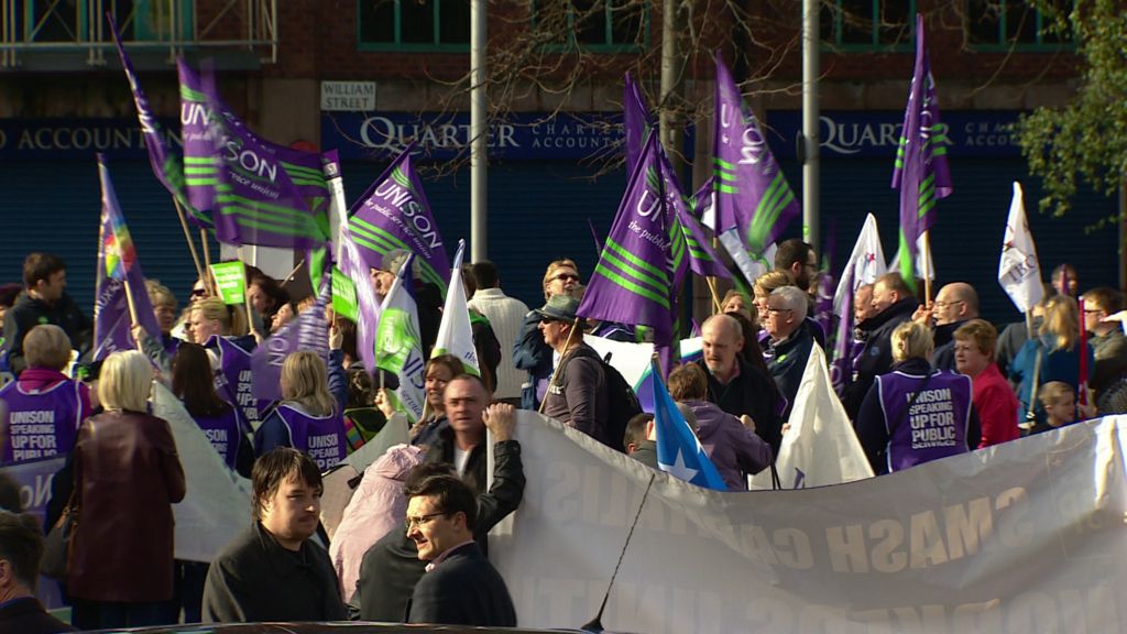 Belfast protests: Hundreds demonstrate over public sector pay - BBC News