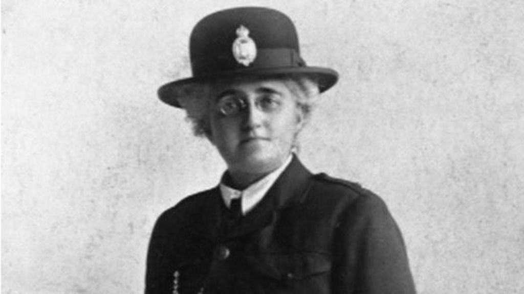 Edith Smith: Blue plaque for WW1 woman police officer - BBC News
