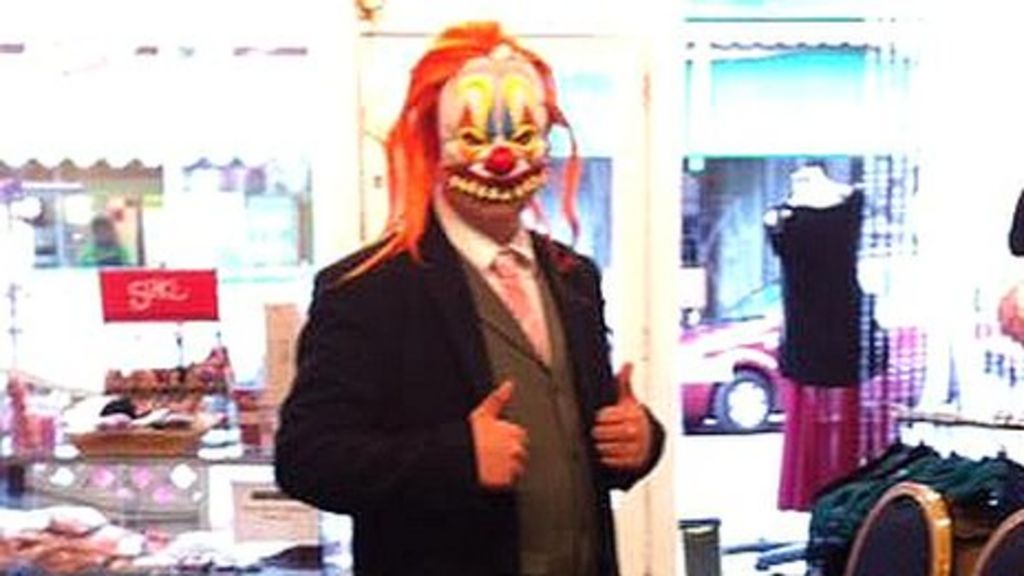 Portsmouth mystery clown 'disturbing' people in streets - BBC News