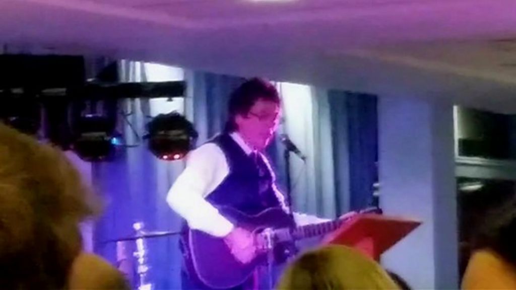 BBC radio presenter Mike Read sings UKIP song - BBC News