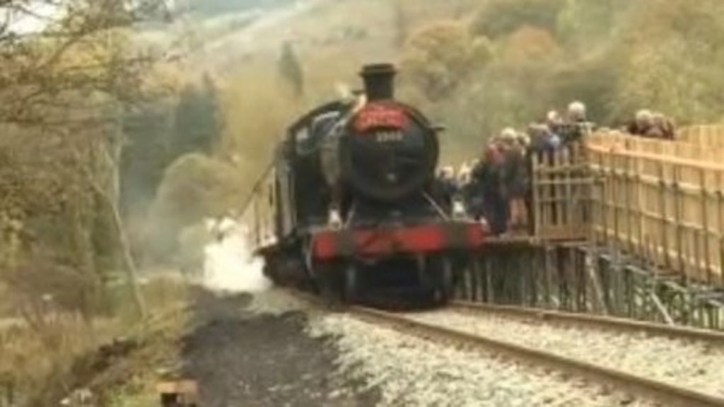 Corwen train arrives after 50 years - BBC News