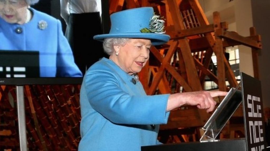 The Queen sends her first tweet through @BritishMonarchy account - BBC News