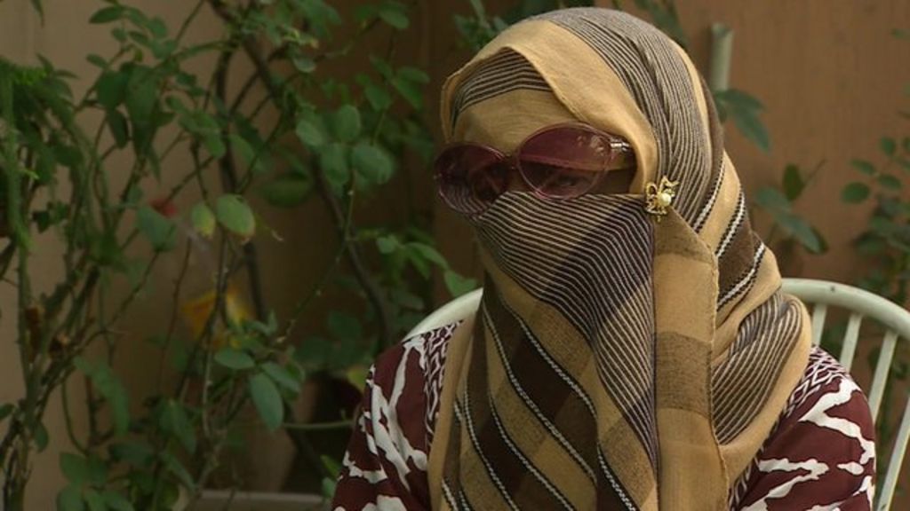 100 Women: Acid attack survivor 'can't look at myself' - BBC News