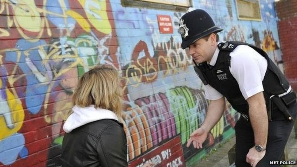 Children and teenagers 'lacking trust in police' - BBC News
