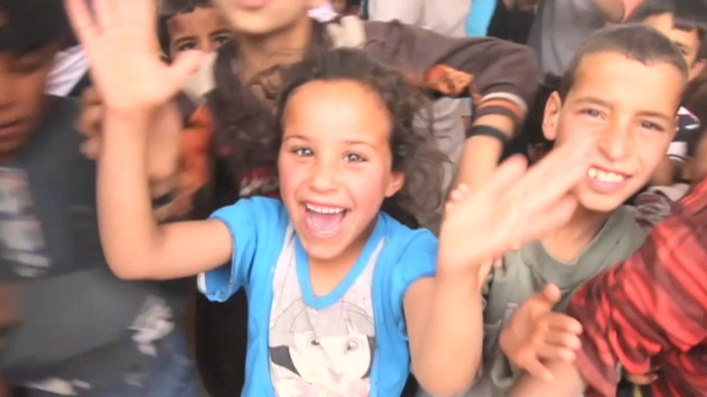 Canvas painted by Syrian children tours the world - BBC News