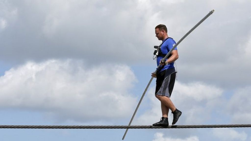 Tightrope walker in dangerous challenge - BBC Newsround