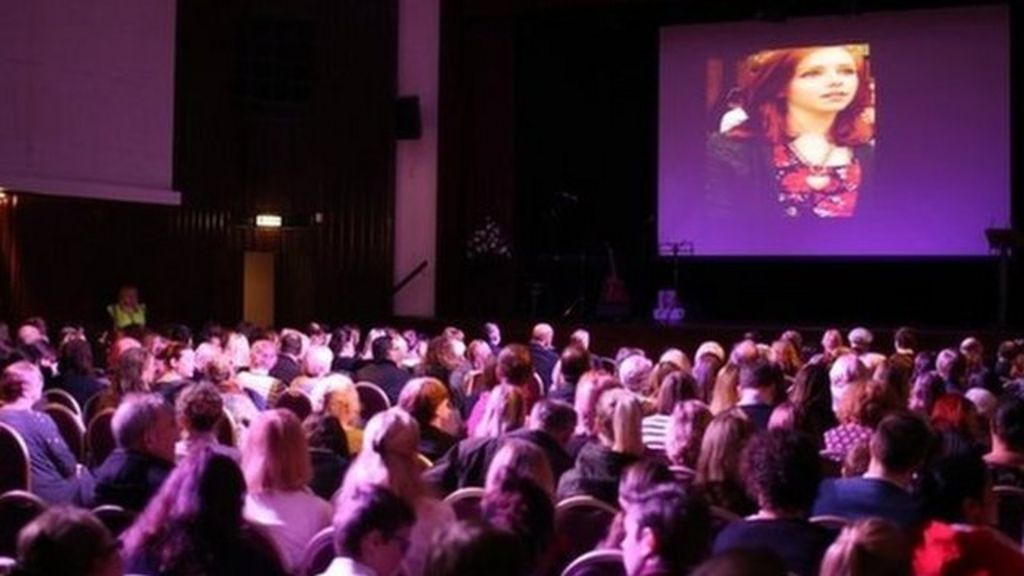 Hundreds attend Alice Gross memorial - BBC News