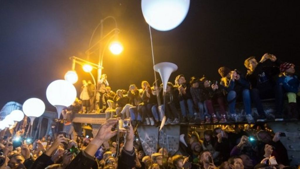 Germany marks anniversary of fall of Berlin Wall - BBC News