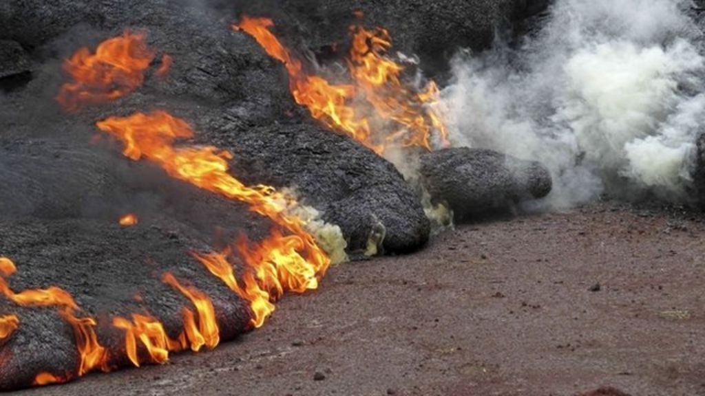 Slow moving lava creeps towards Hawaii village of Pahoa - BBC News