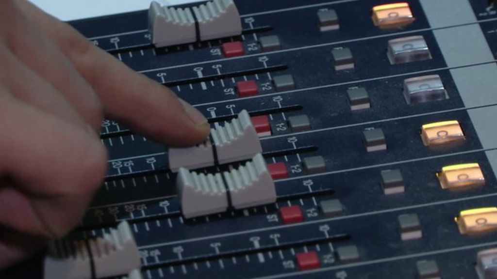 Syria Crisis: Inside a Syrian radio station in Turkey - BBC News