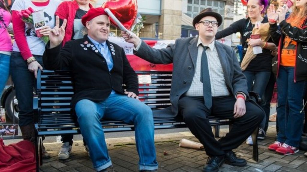 Rik Mayall 'Bottom' bench unveiled in London - BBC News