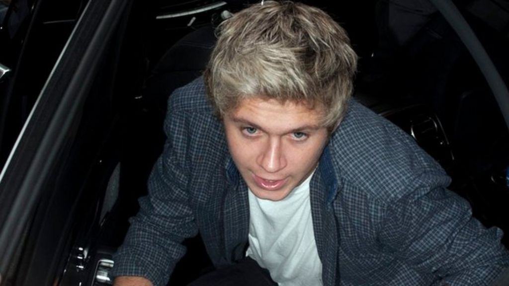 Band Aid 30 singers arrive at studio - BBC Newsround