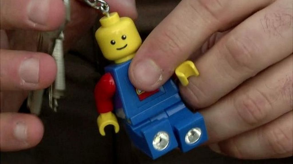 Syria's War: The Lego keychain that saved a refugee - BBC News