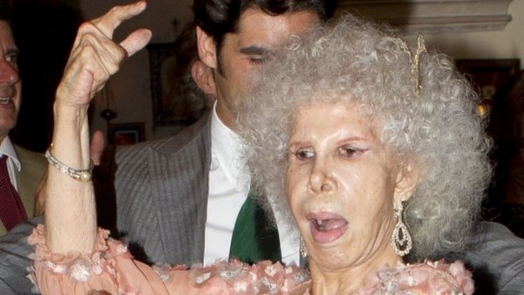 Duchess of Alba: Spain's richest aristocrat dies aged 88 - BBC News