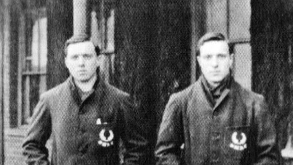 WW1 hero Chavasse twins remembered in Lancashire - BBC News