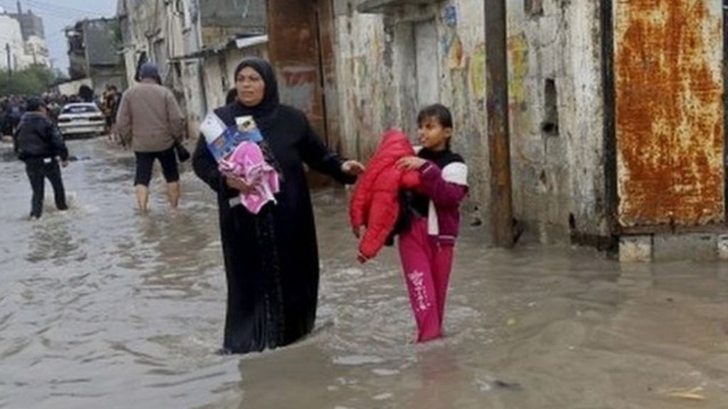 War torn Gaza hit by heavy rain and flooding - BBC News