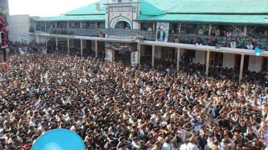 Pakistan killing: Funeral for slain cleric in Parachinar - BBC News
