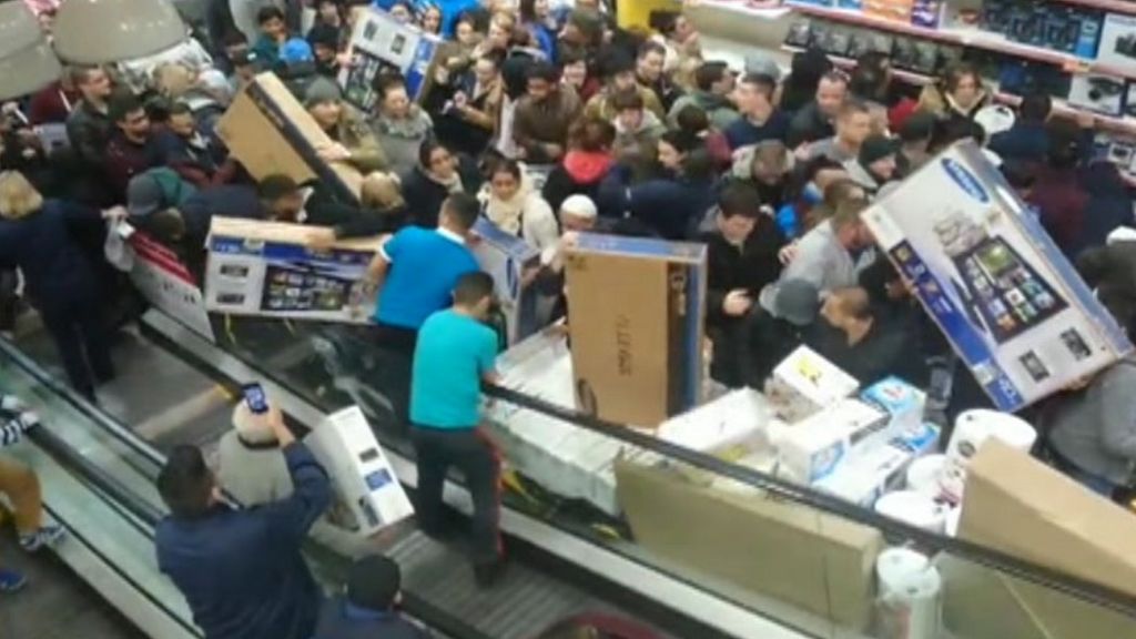 Batley Tesco Extra 'Black Friday' shoppers fight over TVs - BBC News