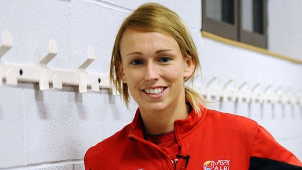 Stephanie Roche wonder goal up against Van Persie strike - BBC Newsround