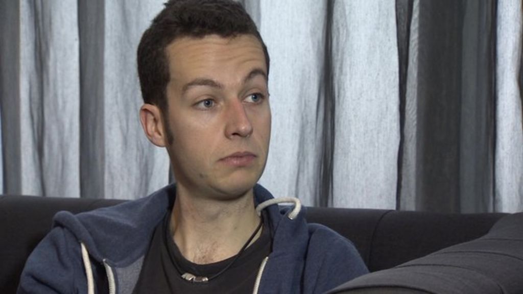 Male anorexia: 'Terrified of being around food' - BBC News