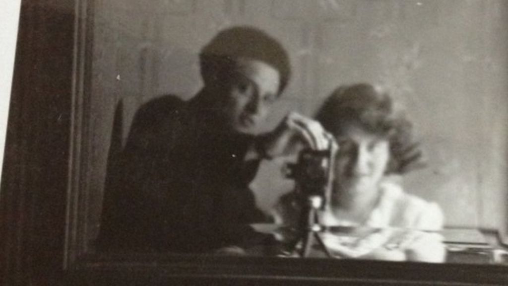 Paper Love: Author seeks to solve a Holocaust mystery - BBC News