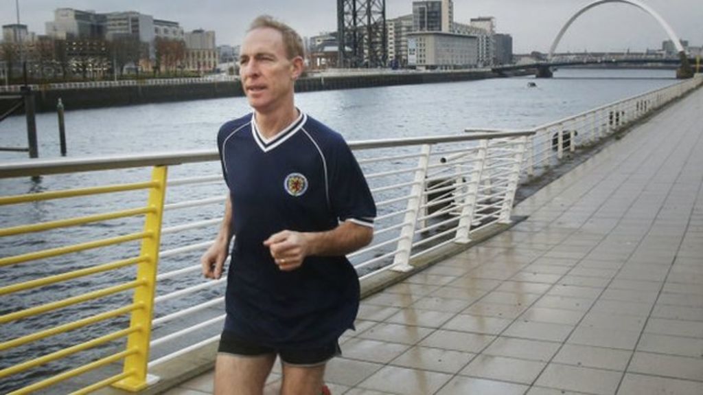 Jim Murphy says he will run for FM - BBC News