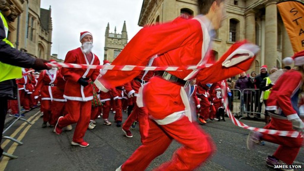 Oxford Santa Run: 1,700 Santas race through city - BBC News