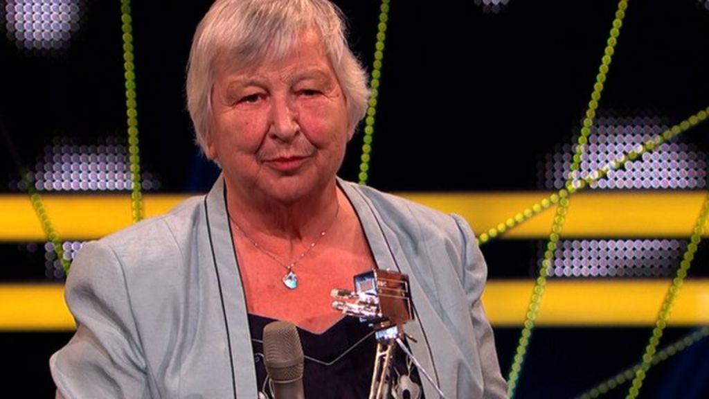 Swimming coach Jill Stidever wins Unsung Hero award - BBC Sport