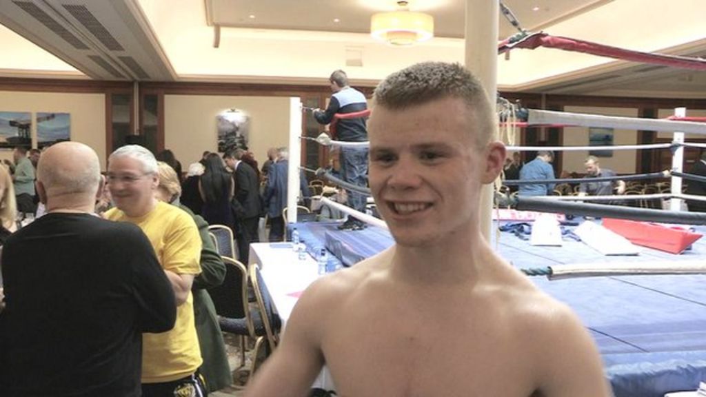 Boxer Charlie Flynn makes winning start to pro career - BBC Sport