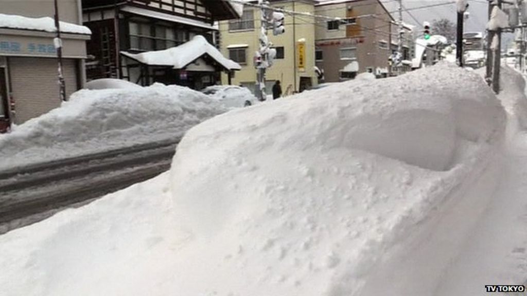 Heavy snowfall and tidal surges have affected Japan - BBC News