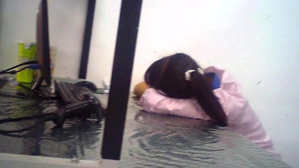 Apple 'failing to protect Chinese factory workers' - BBC News