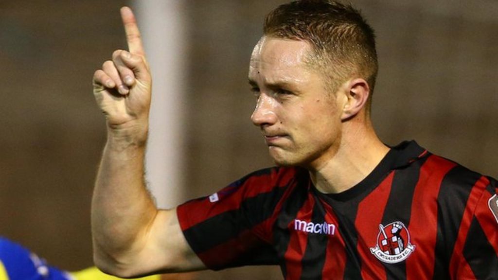 Crusaders beat Dungannon Swifts to maintain title push - BBC Sport