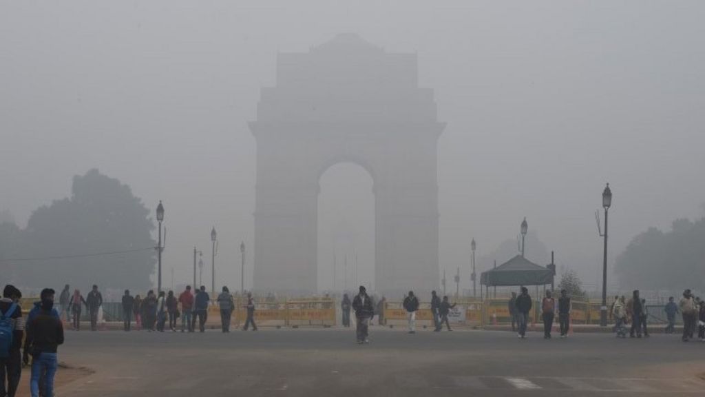 India fog causes Delhi travel chaos - BBC News