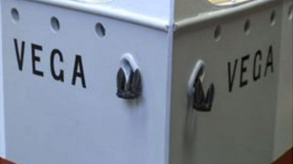 SS Vega model marks 70th anniversary of Channel Islands visit - BBC News