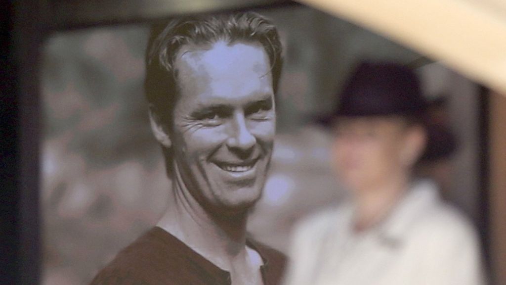 Sydney cafe siege: City bids farewell to victims - BBC News